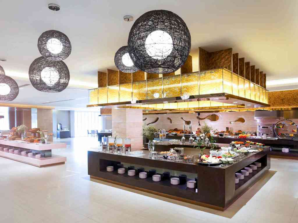 International Buffet at The Square Restaurant. - MYANMORE