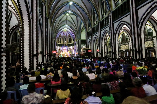 Christmas Night in Yangon - MYANMORE