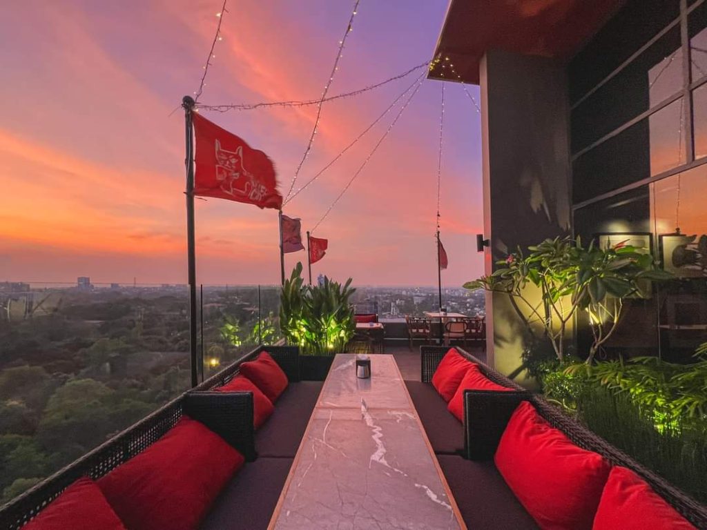 THE LUCKEE CAT: A Hidden Spot Embracing a Spectacular View - MYANMORE